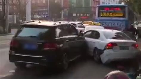 肇事司机疑睡着！越野车顶着被撞车连撞多车 造成1人受伤