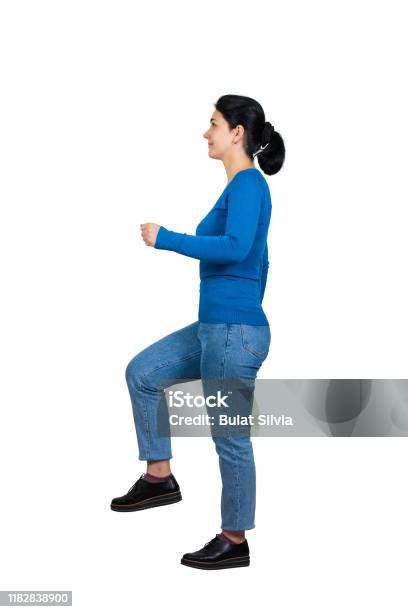 흰색에 고립 된 상상력 계단을 등반 동기 자신감 젊은 여성의 전체 길이 측면보기 경력 개발 성공 및 목표 달성의 개념 캐주얼 여자 만들기 큰 단계입니다 달리기에 대한 스톡