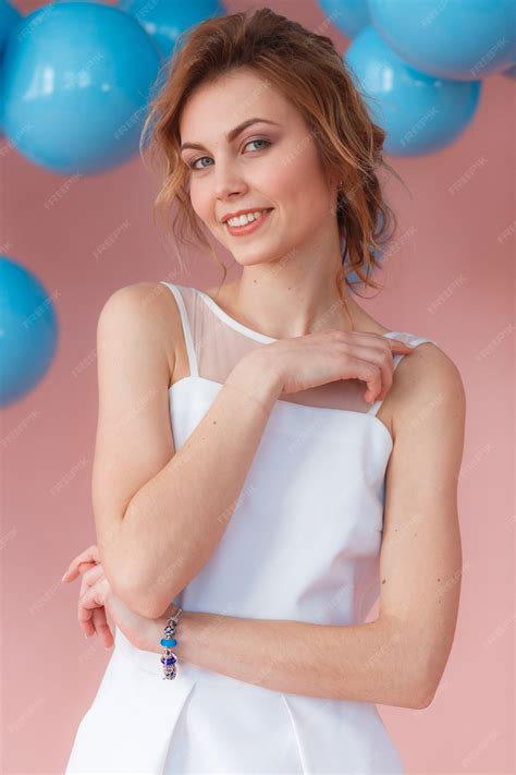 Sexy Junges Mädchen Das Im Weißen Kleiderporträt Lächelt Kostenlose Foto