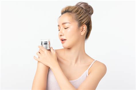 화장품 크림 빈 병 패션 모델 건강 건강 아름다운 소녀 피부 관리 및 얼굴 치료를 들고 행복 하 게 아름 다운 젊은 아시아 여성 흰색 배경에 격리 감정에 대한 스톡 사진 및