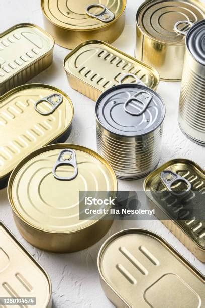 다양한 폐쇄 통조림 식품 생선 과일 야채 고기 수프 모양의 다른 유형의 상단 보기 흰색 질감 배경 닫혀 측면 보기 0명에 대한 스톡 사진 및 기타 이미지 Istock