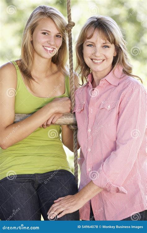 Moeder En Tienerdochter Door Treehouse Stock Foto Image Of Gelukkig