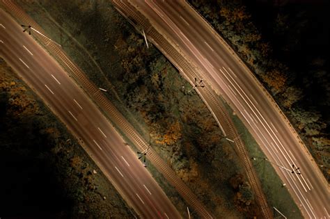 도로에 대한 하향식 전망 여행하는 자동차의 낭만적 인 밤 항공 사진 도시의 밤에 도로의 빛 배경 경치 좋은 도로 드론 보기 트램 철도 0명에 대한 스톡 사진 및 기타 이미지