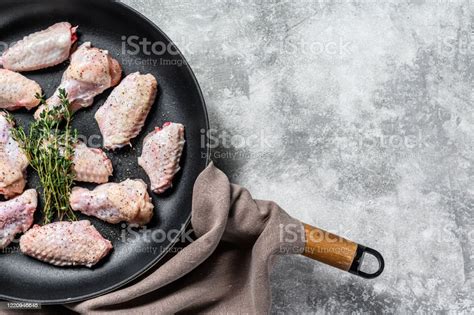 팬에서 요리 할 준비가 향신료와 허브와 닭 날개 회색 배경입니다 맨 위 보기 복사 공간 0명에 대한 스톡 사진 및 기타 이미지