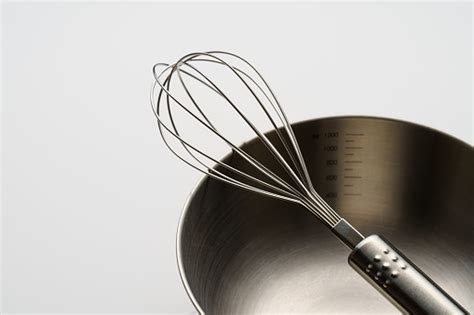 白い背景にステンレス製の泡立て器とボウル かき混ぜるのストックフォトや画像を多数ご用意 かき混ぜる エッグビーター カラの器
