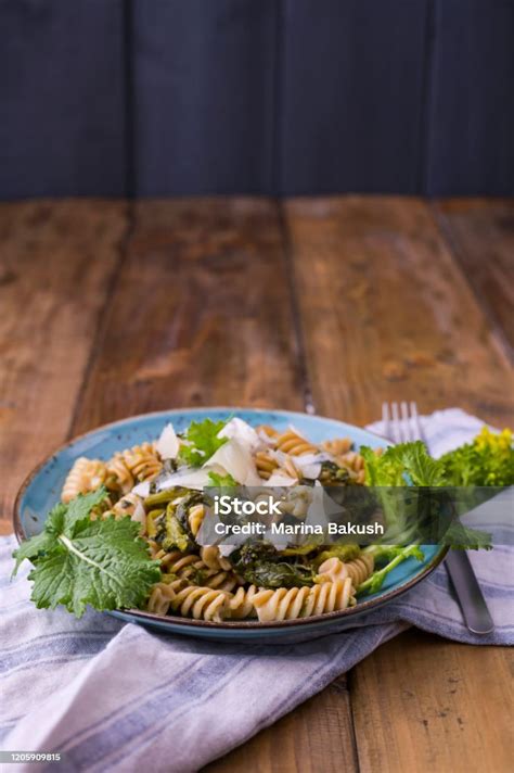 나무 테이블에 파마산 접시에 시메 디 라파 파스타 풀리아에서 이탈리아 의 남쪽의 전통 음식 소박한 스타일의 사진입니다 건강한 식생활에 대한 스톡 사진 및 기타 이미지