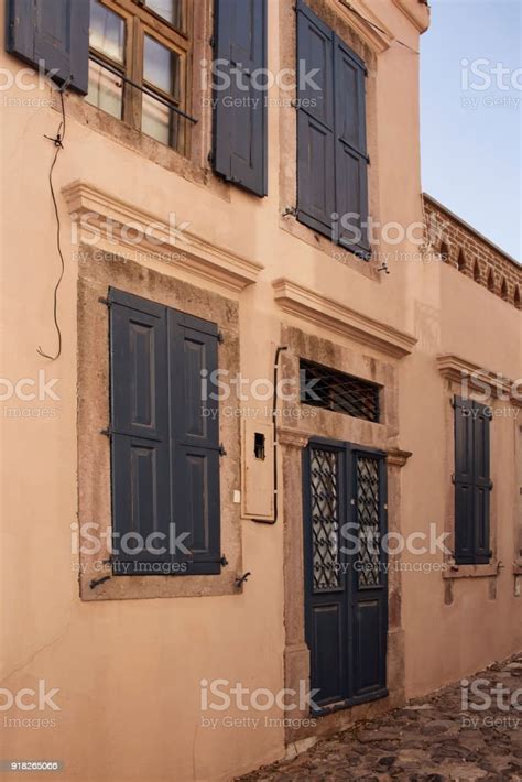 오래 된 보기 Cunda 역사 전형적인 돌 집 0명에 대한 스톡 사진 및 기타 이미지 0명 거리 건물 외관 Istock