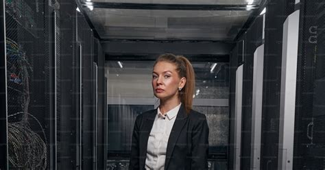 현대 데이터 센터의 서버실에 서 있는 젊은 진지한 여성 관리자 사진 Unsplash의 백업 이미지