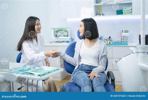 白人女孩向亚洲女性牙医致意握手 患牙痛的妇女想要检查牙齿和牙龈疾病 库存照片 图片 包括有 检查 健康 220731620