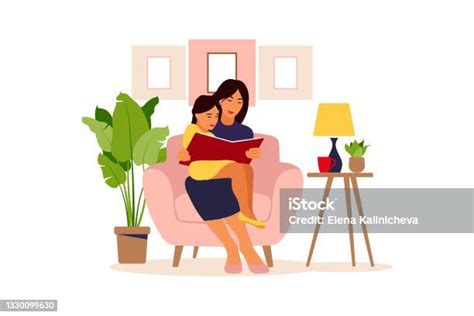 엄마가 책을 들고 소파에 앉아 있는 딸을 위해 읽는다 플랫 디자인의 벡터 일러스트레이션입니다 아이에 대한 스톡 벡터 아트 및
