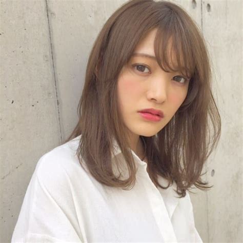 丸顔カバーが叶うミディアムの髪型30選！30代に似合う小顔ヘアスタイルをご紹介 ヘアカット ミディアム 小顔 ヘアスタイル ヘアスタイル
