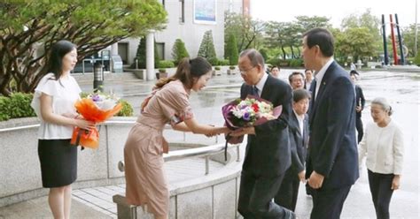 꽃다발 받는 반기문 전 유엔사무총장