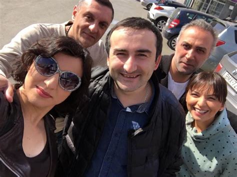 ვანო ჯავახიშვილი და ჩცდ ის მსახიობები რუსთავი2 ის ეზოში პოზირებენ