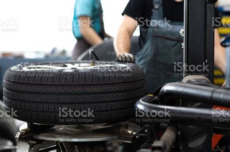 수리점 자동차 차고에서 자동차의 자동차 정비사 창인타이어 0명에 대한 스톡 사진 및 기타 이미지 0명 강철 개체 그룹