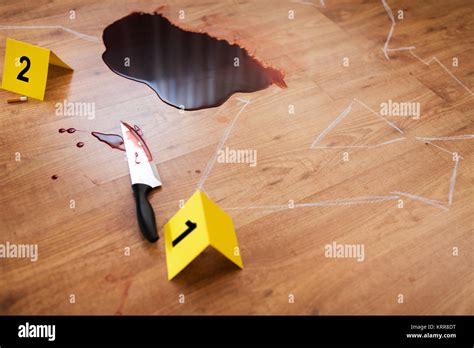 Les Grandes Lignes De Craie Et Couteau En Sang Sur La Scène Du Crime