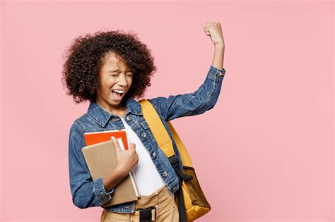 행복한 행운의 작은 아프리카 아이 여학생 1213 세 캐주얼 의류 배낭 에서 책 을 들고 우승자 제스처 Clench 주먹은