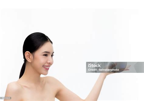 젊은 아름다움 아시아 얼굴 빈 손으로 흰색 배경 위에 절연을 보여주는 아름 다운 여자 의료 및 스킨케어 개념입니다 건강관리와