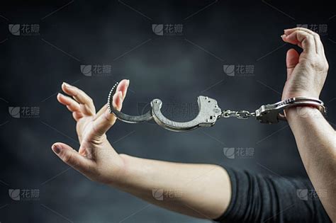 女性在犯罪观念中被铐上了手铐