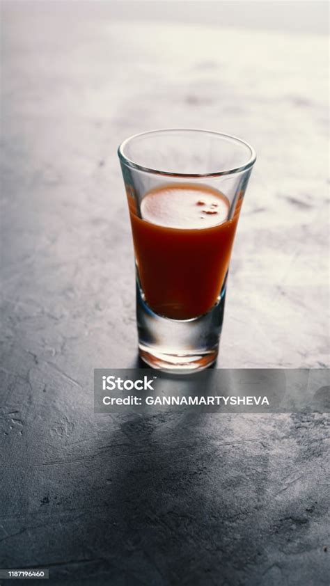 피 묻은 회색 콘크리트 콘크리트 테이블 유리 용기 칵테일 0명에 대한 스톡 사진 및 기타 이미지 0명 건강한 생활방식 고명 Istock