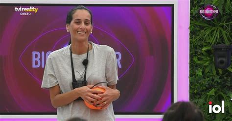 Sílvia Silva recebe uma doçura de Vina Ribeiro Descubra o quê