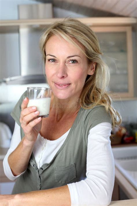 Portrait De Lait Boisson Blond De Femme Photo Stock Image Du Adulte