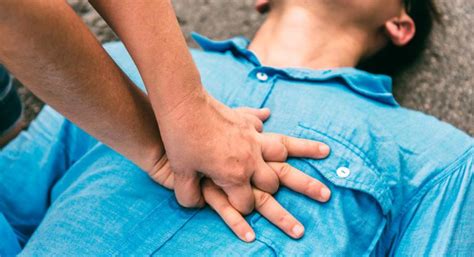 Rcp ¿cómo Practicarla Usando Solo Las Manos Cardioarenales