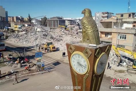 叶子 on Twitter 土耳其钟楼时钟停止在地震发生时刻土耳其阿德亚曼阿塔图尔克大道上的一座钟楼时钟停在凌晨4点17分这是包括