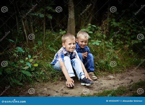 Due Fratelli Che Si Abbracciano Allaperto Immagine Stock Immagine Di
