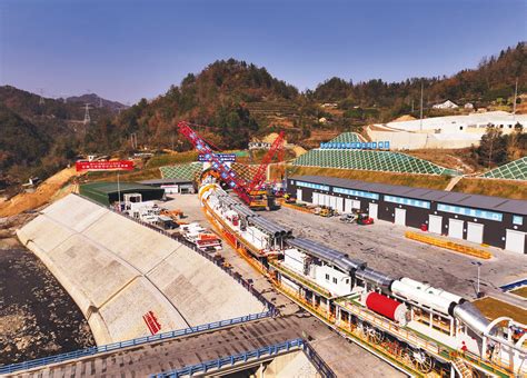 引江补汉工程首台双护盾硬岩掘进机（tbm）“江汉平安号”在湖北省宜昌市夷陵区始发 中国中铁报