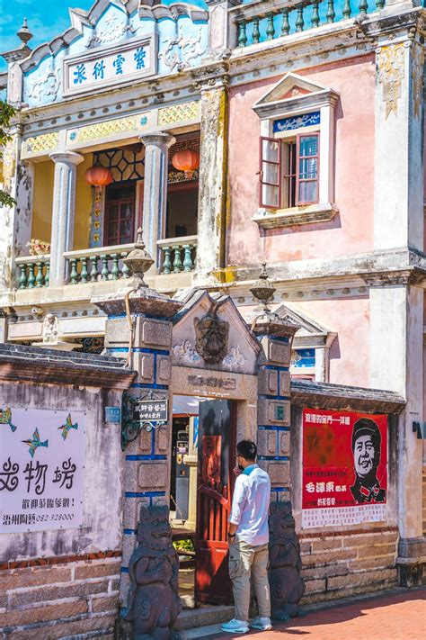 Un Homme Debout Devant Un Immeuble Photo Photo Comté De Kinmen