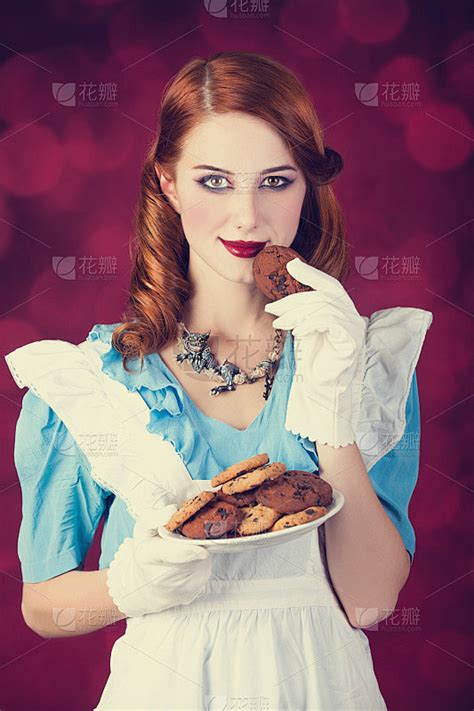 一个红头发的年轻女人的肖像