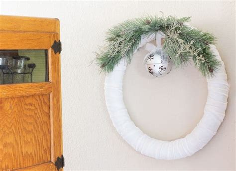 How To Make A Frosty Velvet Christmas Wreath