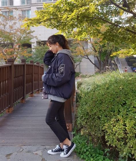 와 진짜 받자마자 너무 맘에 들어서 기절할뻔했어요 여리여리해보이는건 덤이고 정말 여성경량패딩 야구점퍼 야구패딩 야구잠바