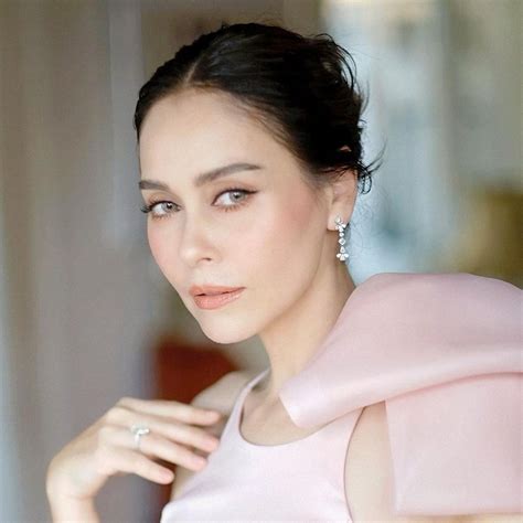 นัท มีเรีย โพสท่าเท่โชว์กระเป๋า เจอกางเกงแย่งซีนสุด มองดี ๆ แซ่บร้องซี้ด