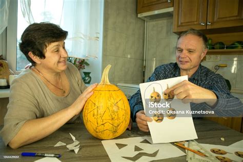 집에서 잭 오랜턴을 만들기 잭 O랜턴 테마 템플릿을 만드는 과정입니다 한 남자와 여자가 조각용 호박을 준비하고 있습니다 10월에 대한 스톡 사진 및 기타 이미지 Istock