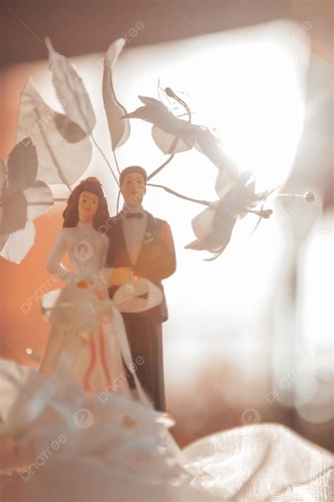 최고의 신부와 신랑 인형 레스토랑에서 축제 저녁 식사 새로운 가족 개념 아름다운 웨딩 케이크에 전통적인 결혼 장난감과 맛있는 웨딩 케이크의 사진 배경 및 무료 다운로드를위한