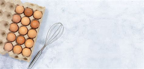 달걀과 달걀 거품기 톱 뷰 3 개의 달걀 안경 고리버들 바구니에 흐린 계란 바닥에 계란 비터 요리 음식 이나 디저트 준비 복사 공간 0명에 대한 스톡 사진 및 기타 이미지