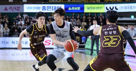 이우석 끌고 승부처 날아오른 박무빈현대모비스 접전 끝 Lg 제압하고 공동 2위