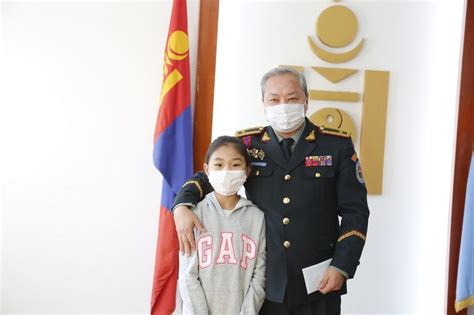 Арван настай охин цуглуулсан мөнгөө хандивлалаа