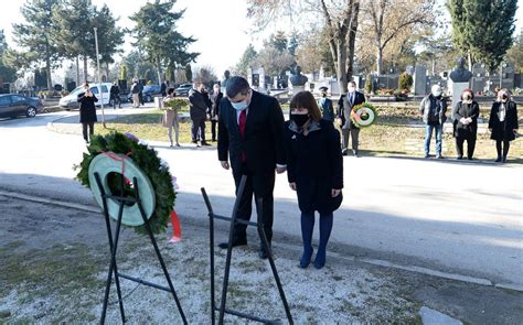 Делегација на Владата на Република Северна Македонија положи цвеќе на гробот на Киро Глигоров