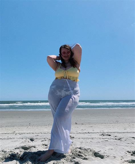 Curvy Girl Beach Pose In 2022 Beach Girls Curvy Girl Fashion