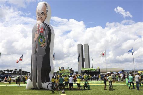 Manifestantes Protestam Contra O Stf Em Frente Ao Congresso Nacional