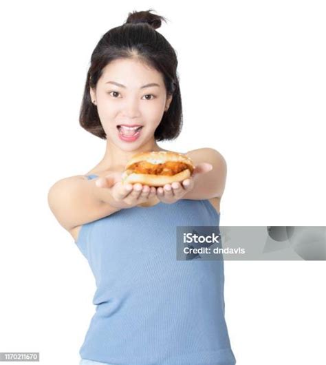 흰색 배경에 고립 된 치킨 샌드위치를 먹는 중국계 미국인 여성 건강에 좋지 않은 음식에 대한 스톡 사진 및 기타 이미지