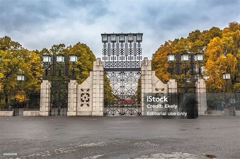 모놀리스 조각품이 있는 구스타프 비겔랜드 공원의 가을 색상 가을에 대한 스톡 사진 및 기타 이미지 가을 게이트 공원 Istock