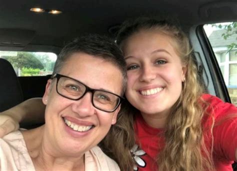 Daughter Turns Matchmaker For Single Mom Who Hasnt Dated In 15 Years