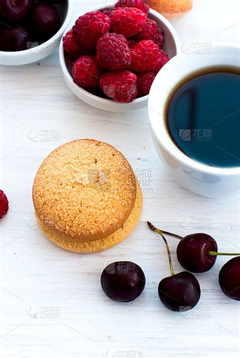 早餐是脆饼和一杯咖啡