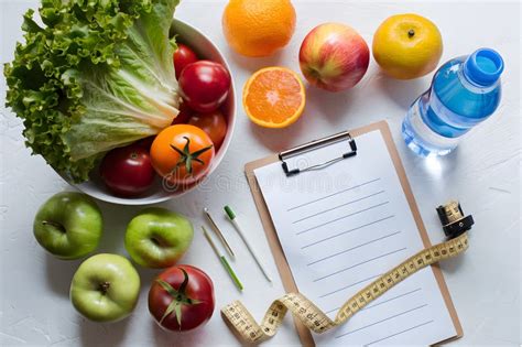 Frutas Y Hortalizas Frescas En La Superficie Blanca Incluidos Los