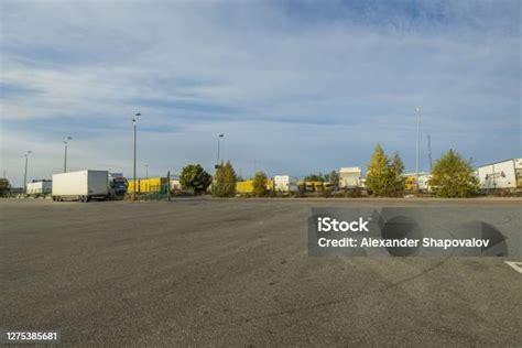 Dhl 물류 터미널의 아름다운 풍경 전망 트럭은 흰색 구름 배경으로 푸른 하늘에 거대한 영토에 주차 0명에 대한 스톡 사진 및 기타 이미지 Istock