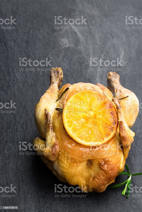 돌 배경에 고립 된 투명 유리 그릇에 원시 전체 옥수수 공급 Poussin 가금류에 대한 스톡 사진 및 기타 이미지 가금류