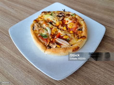 버섯 양파 옥수수 빨강 및 녹색 고추 모짜렐라 치즈를 곁들인 채소 정원 피자 음식 메뉴 0명에 대한 스톡 사진 및 기타 이미지 Istock